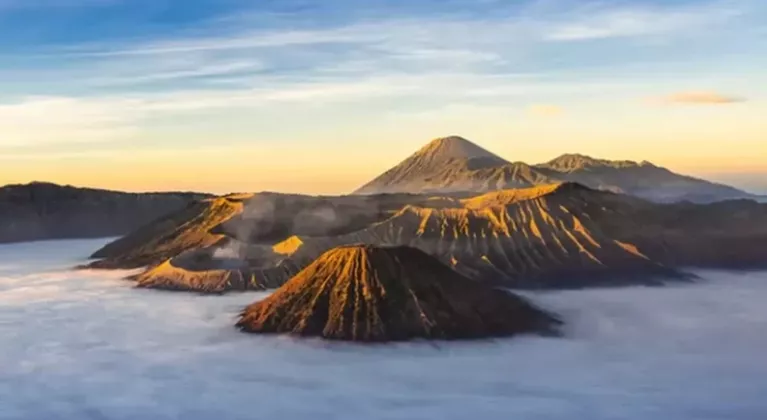 KEREN POL! Fenomena 'Salju' Embun Hiasi Gunung Bromo, Suhu Ekstrem di ...