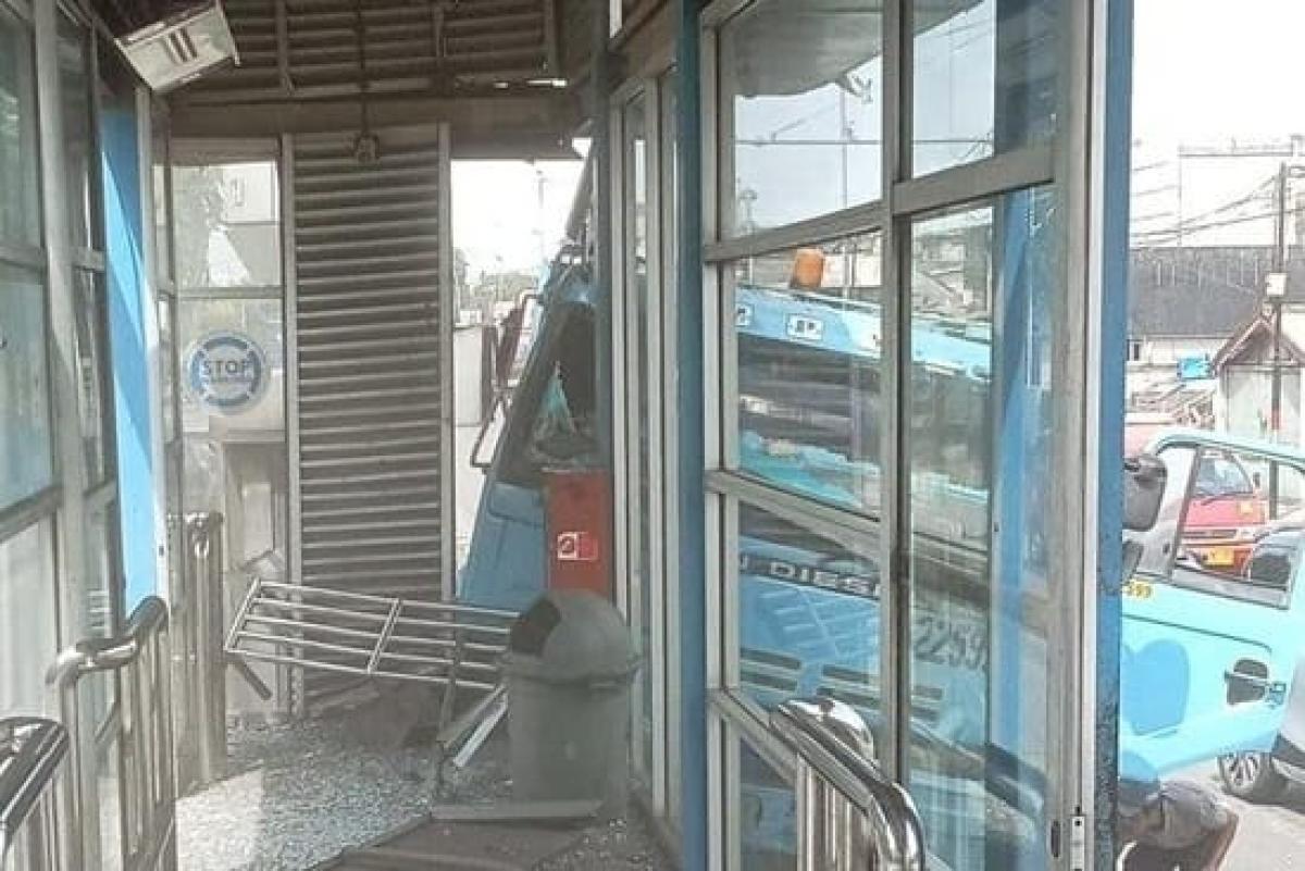 Truk Hantam Halte Mambo, TransJakarta Alihkan Bus Rute Koridor 10 dan 12
